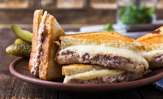 Topli sendviči s tunom i rastopljenim sirom – DOMACI KOLACI