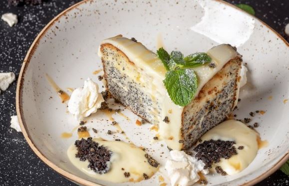 MEKANI KOLAČ SA MAKOM: Slasni desert sa prelivom od krem sira – DOMACI ...